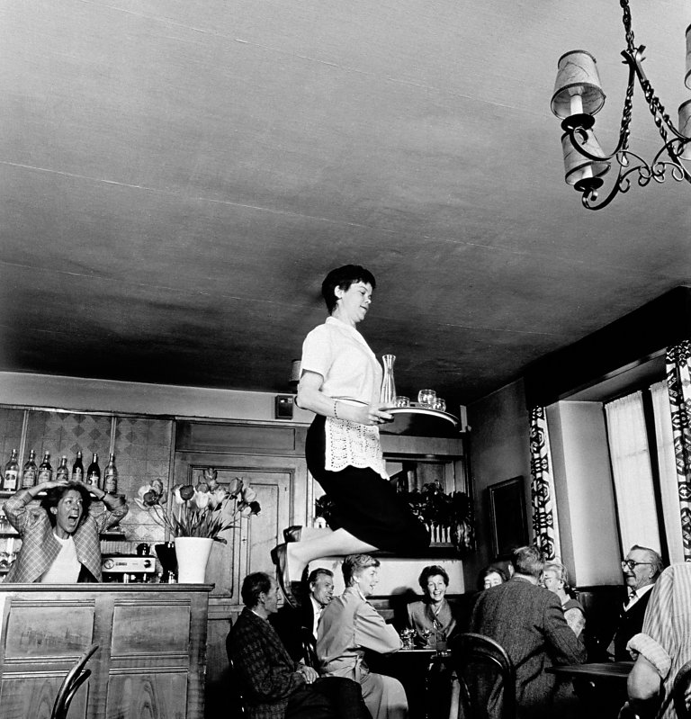 Jumping waitress - Yves Forestier