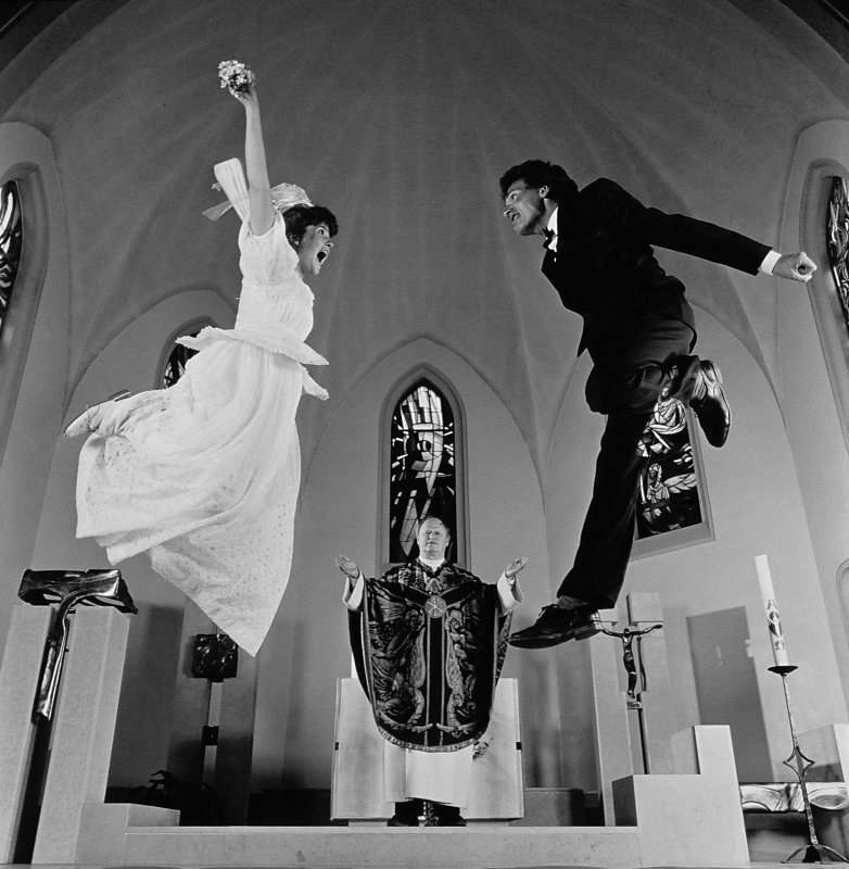 Jumping newlyweds - Yves Forestier